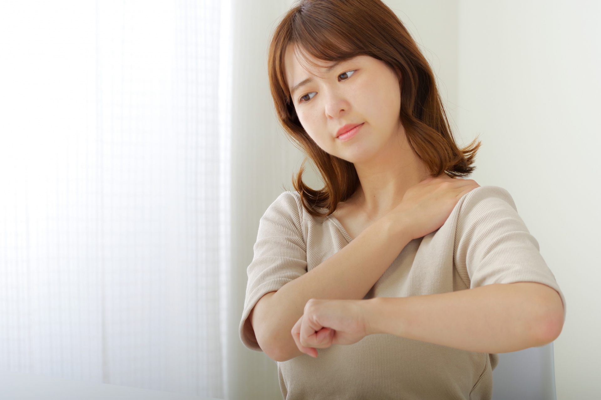 四十肩と五十肩の違いは？治療法や肩が痛くならない寝方も解説 - シン・整形外科